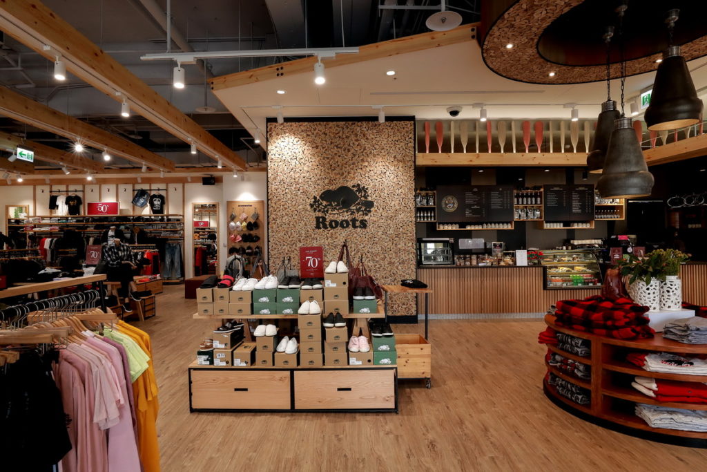 逛到不想走！Roots outlet改裝成原始森林感再加碼折扣 內行買家驚「斷貨經典再現」