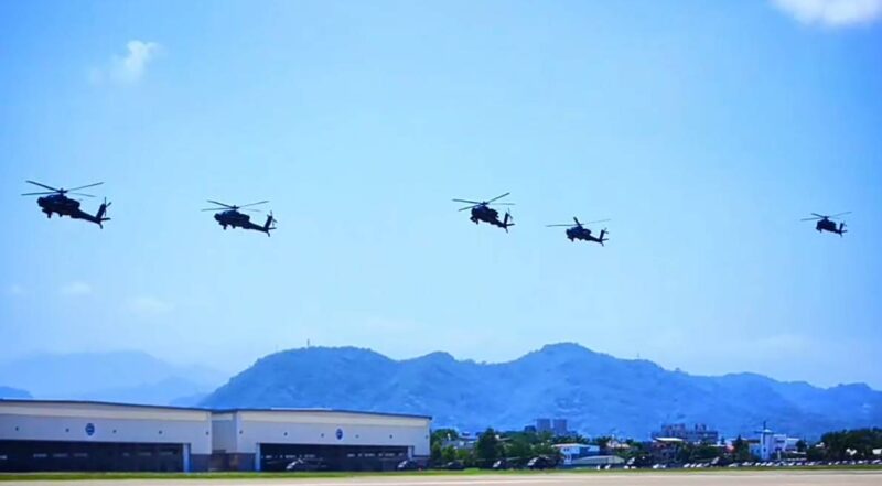 陸軍航空601旅旋翼機吊掛大幅國旗 總統府國慶焦點