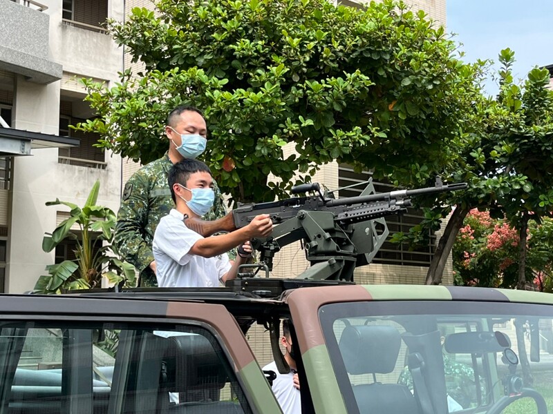 漾新聞|福誠高中全民國防教育陸軍週開跑 學生品嚐加熱式餐盒直呼太先進啦！