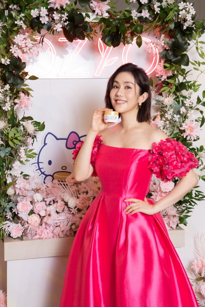 OZIO X Hello Kitty 攜手推出春日聯名限定款 代言人王宇婕化身一日店長，展現歐姬兒凍齡奇蹟