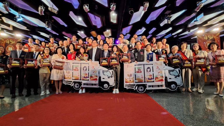 國際獅子會台灣總會300G2區捐贈2輛冷藏冷凍物資車! 張善政肯定獅友獻愛心!