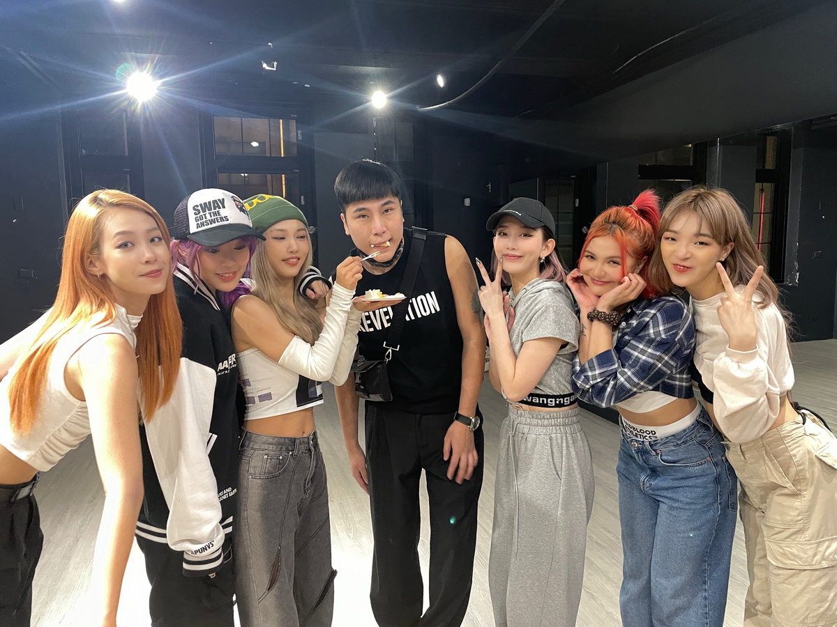 超殺女團來襲！HUR宣布入站「Dolfan」 粉絲驚喜慶生惹哭連穎 - 奧丁丁新聞 OwlNews