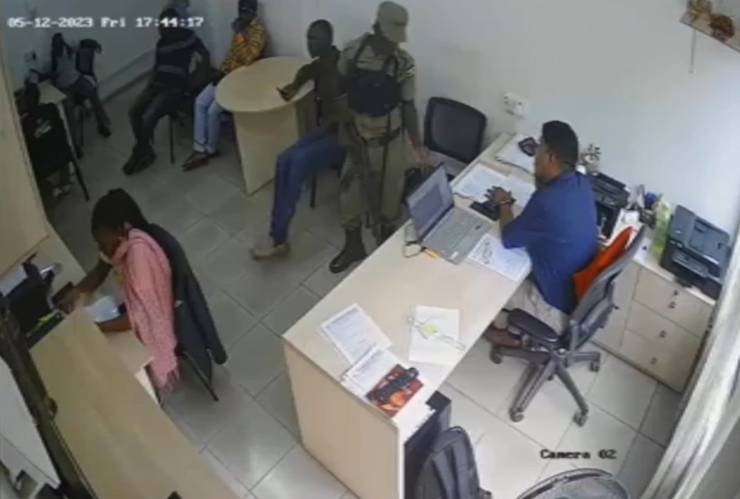 警察持AK-47協商債務 一言不合竟開槍！負責人當場死亡 - 奧丁丁新聞 OwlNews