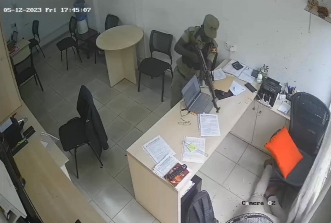 警察持AK-47協商債務 一言不合竟開槍！負責人當場死亡 - 奧丁丁新聞 OwlNews