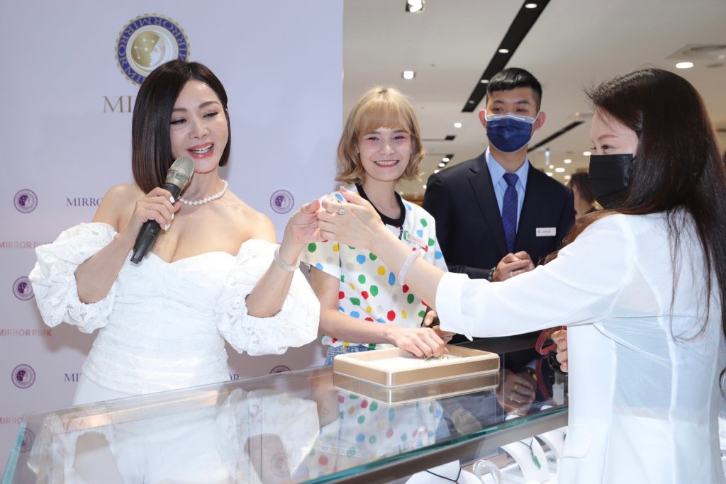 Mirror皇宣緣忠孝SOGO店盛大開幕 陳美鳳擔任一日店長