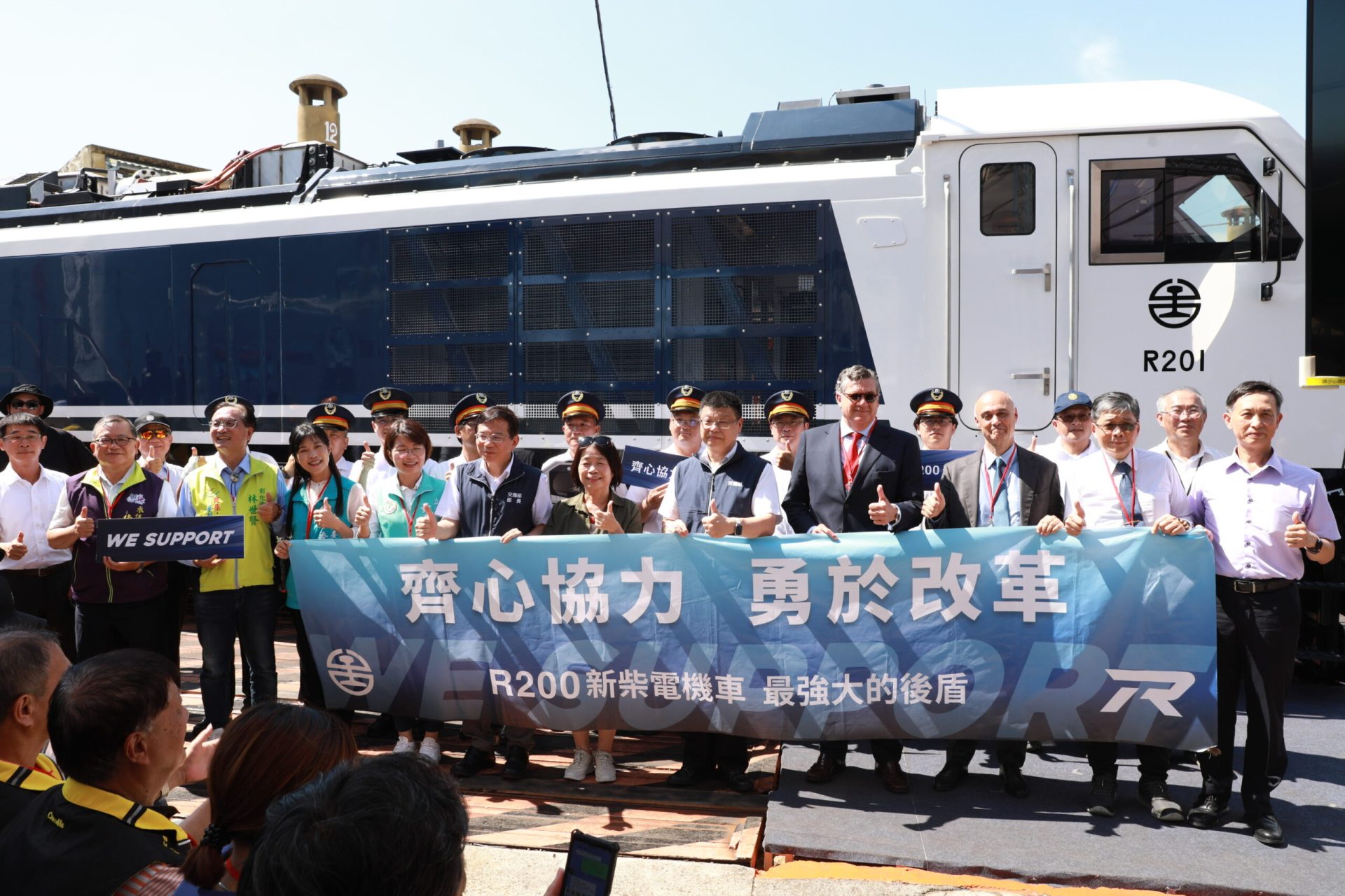 台鐵新型R200柴電機車亮相！ 不少鐵道迷搶瘋拍照