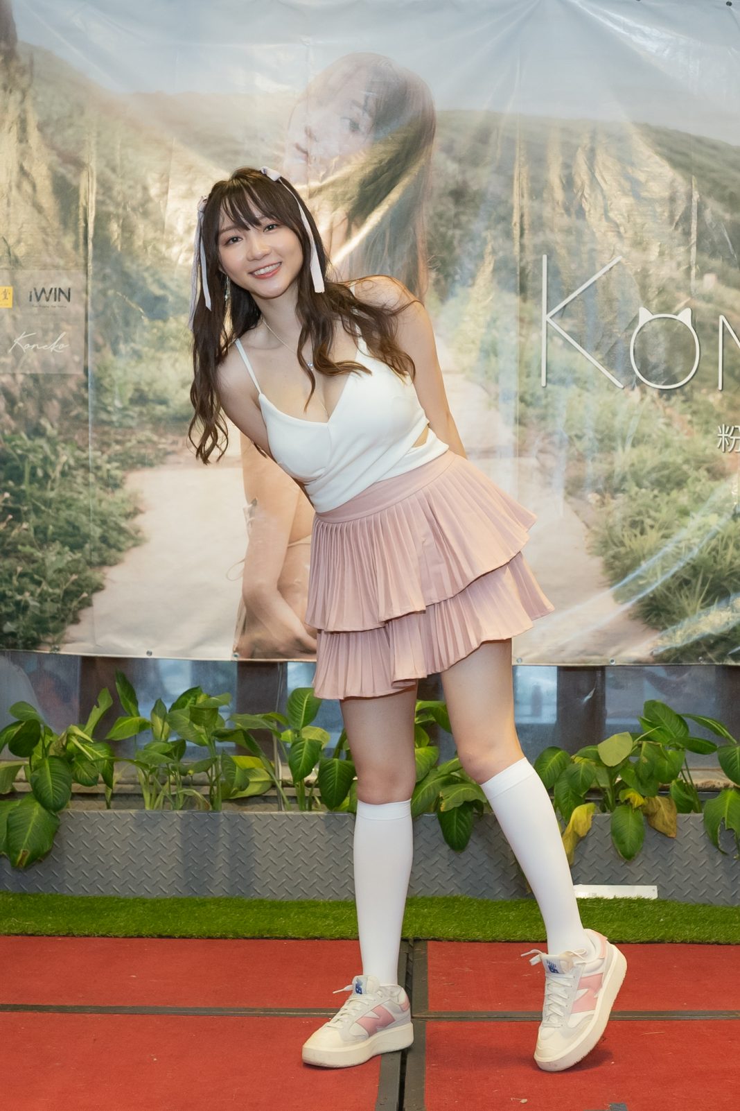 雪乳實況主-子喵 Koneko化身謎片角色丨七月炎夏大秀雪乳，解老司機的渴 - 奧丁丁新聞 OwlNews