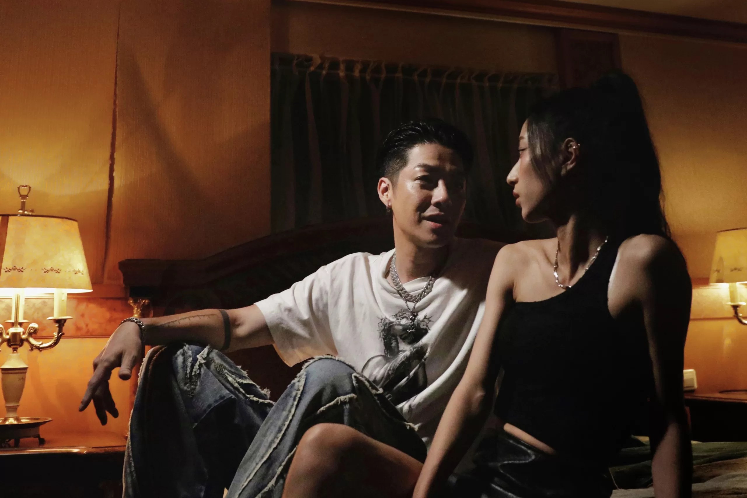 「黑曜睛靈」MV親密戲初體驗超害羞 陳信維讚演出到位