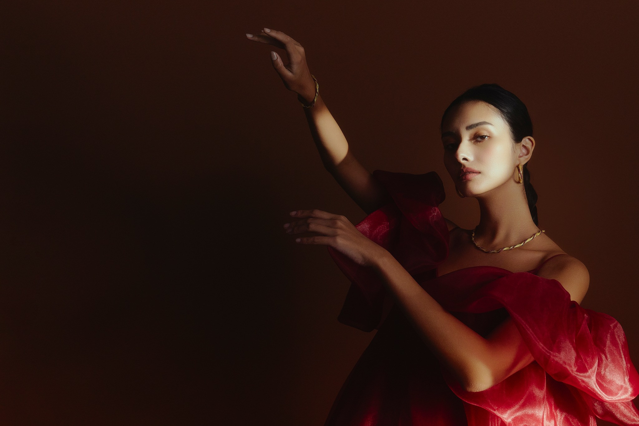 OLIVIA YAO JEWELLERY 與if&n攜手打造十週年概念形象，展現「跳脫框架的優雅」