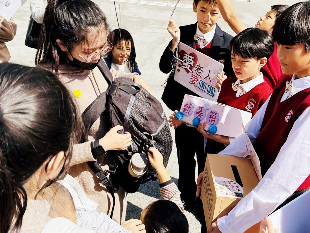 康橋國際學校新竹校區學生走上街頭募款趣 為三失長輩及弱勢團體行動勸募送暖過好年