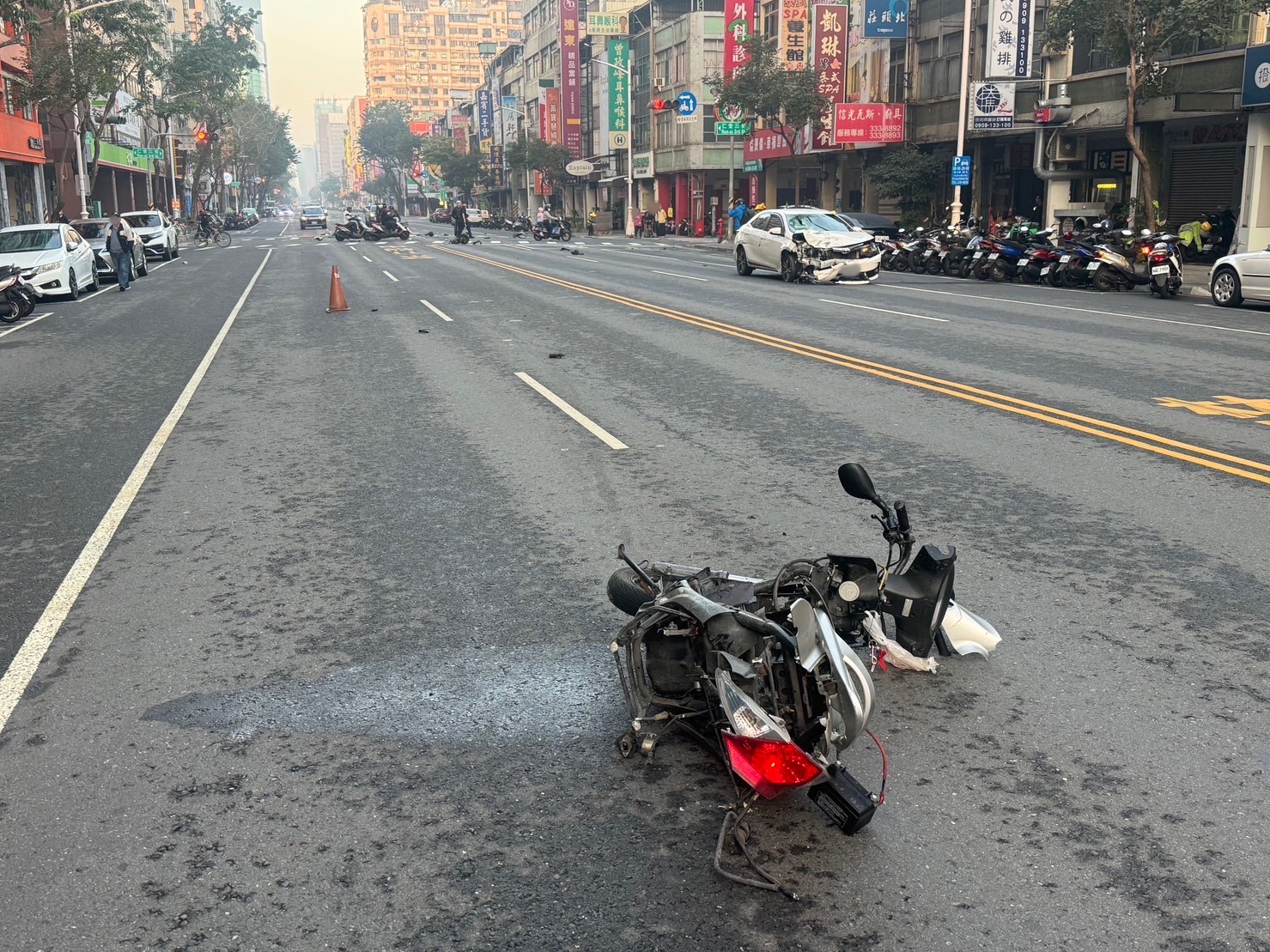 機車逆向撞車 送醫急救不治