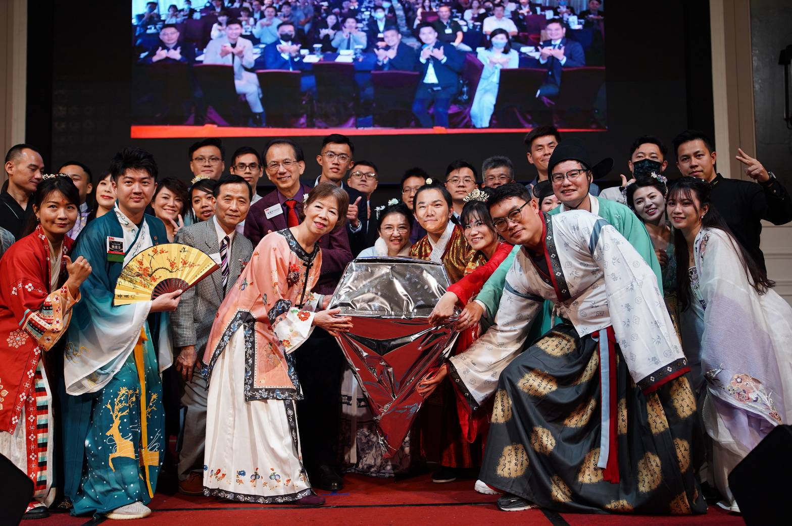 穿越界限、全新出發 BNI全系列旺年晚會 百人菁英穿漢服Cosplay