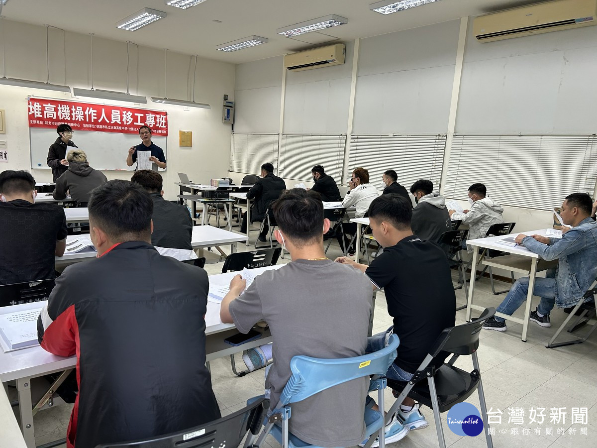新北首辦堆高機越南移工專班 即時口譯輔導考證照