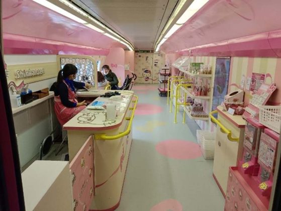 和hello Kitty一起通勤的山陽新幹線列車（大空少＆小空姐）