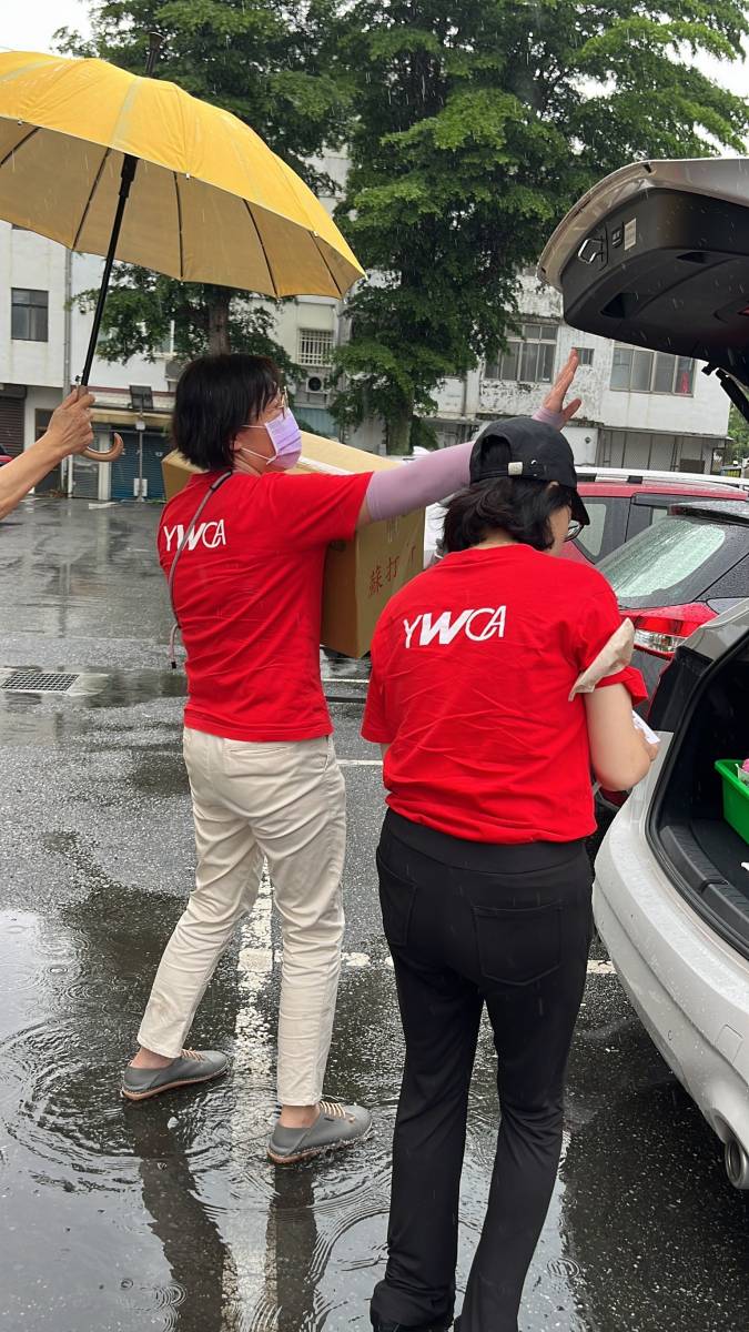 YWCA送母親節蛋糕 向照服員致敬