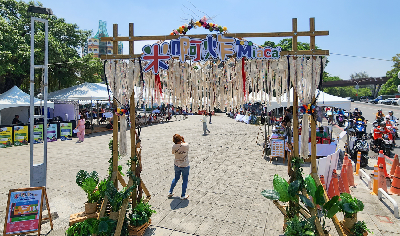 美麗阿布斯化身銷售員 促銷那瑪夏水蜜桃
