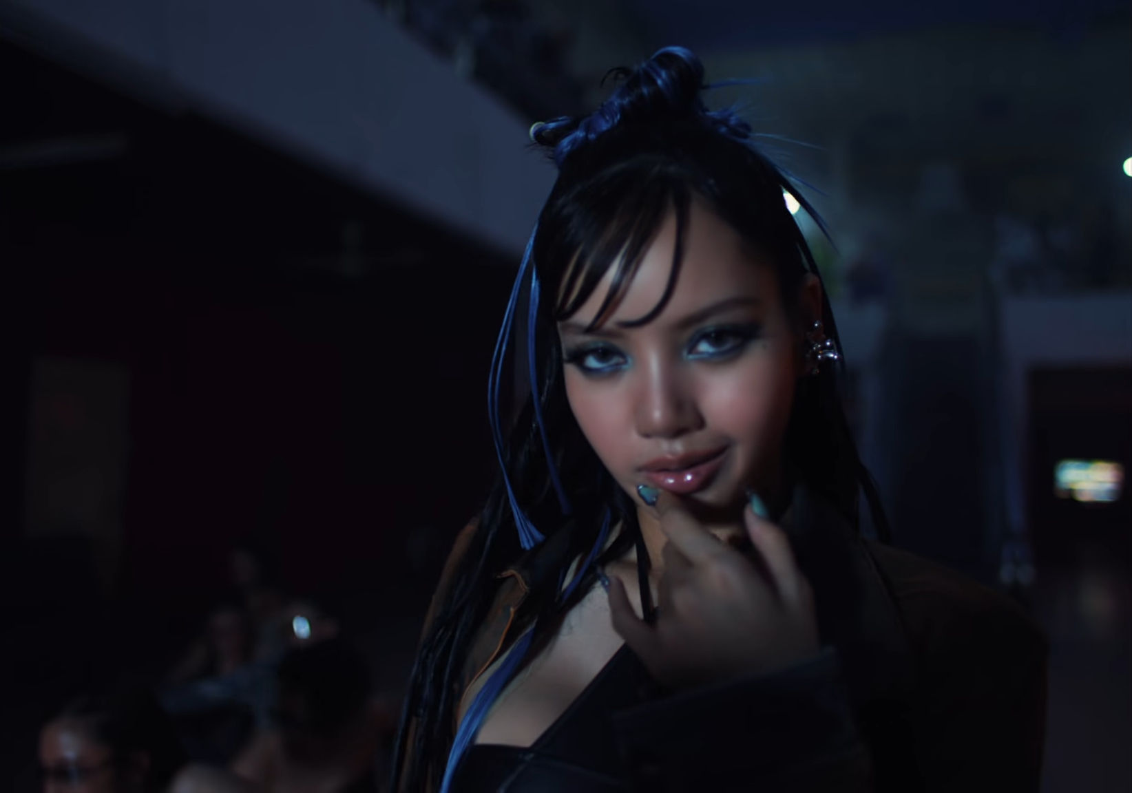 開拓全新音樂路線！BLACKPINK Lisa新MV〈ROCKSTAR〉上映