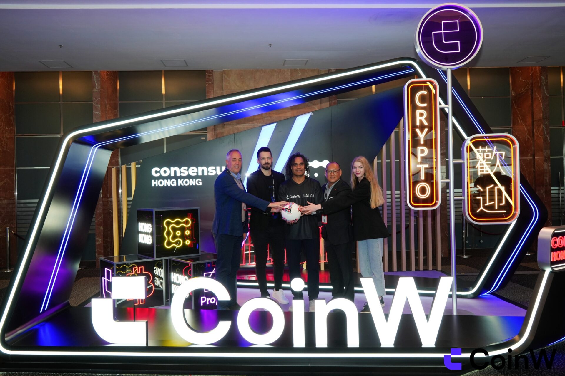 CoinW 幣贏邀請 LALIGA 傳奇球星 Christian Karembeu 亮相香港 Consensus 2025，創新產品首次發表