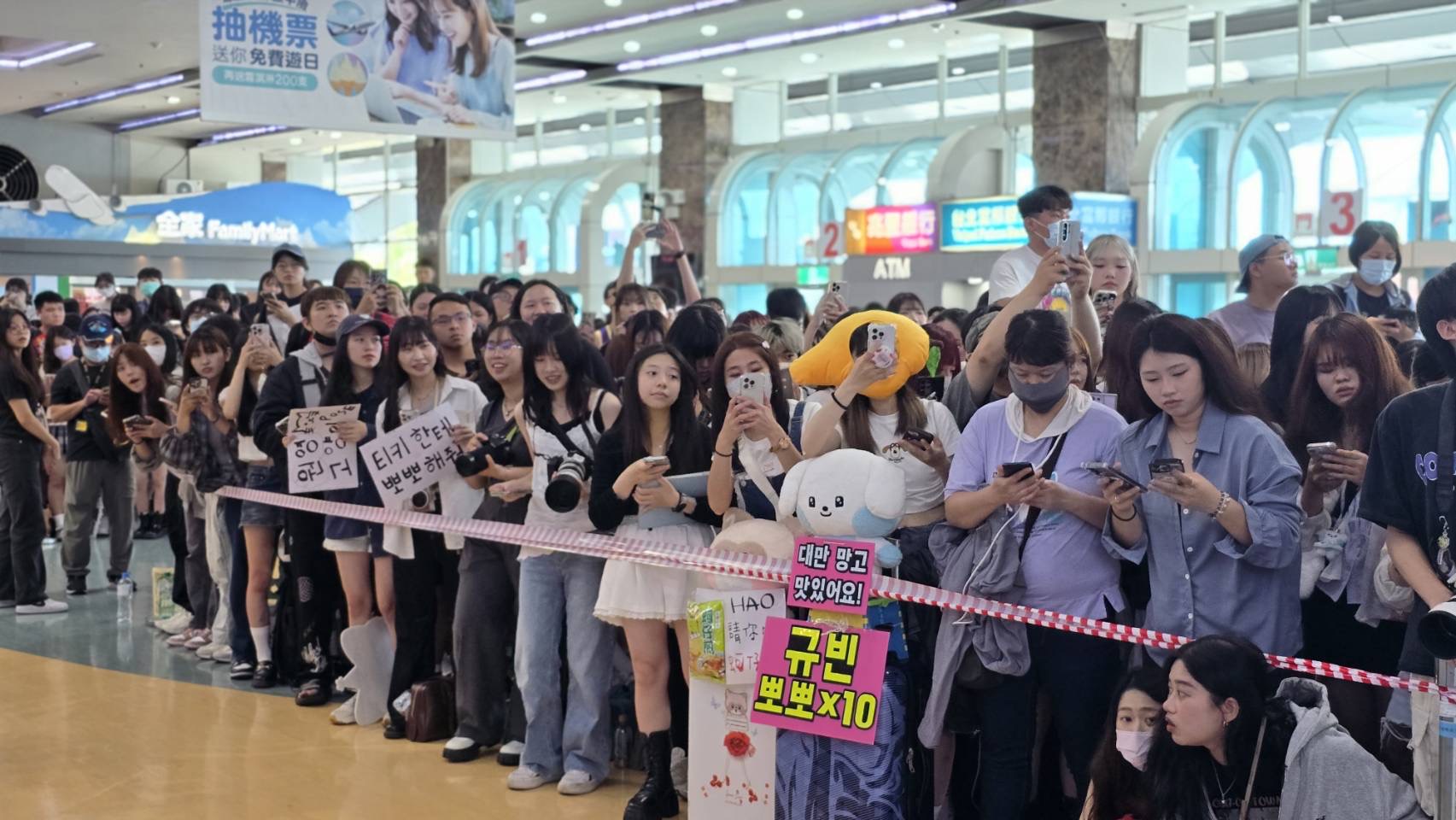 直擊／韓流旋風湧高雄！《KT POP》卡司陸續抵台