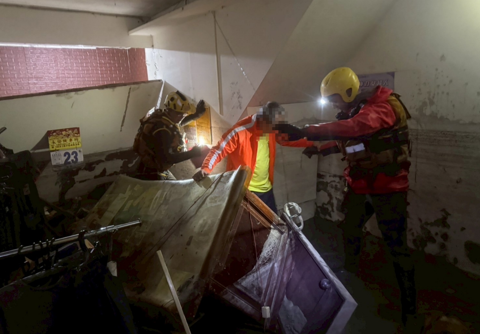 尋獲1人OHCA救出8人脫困！ 台東搜救隊伍挺花蓮縣光復鄉淹水重災區救援