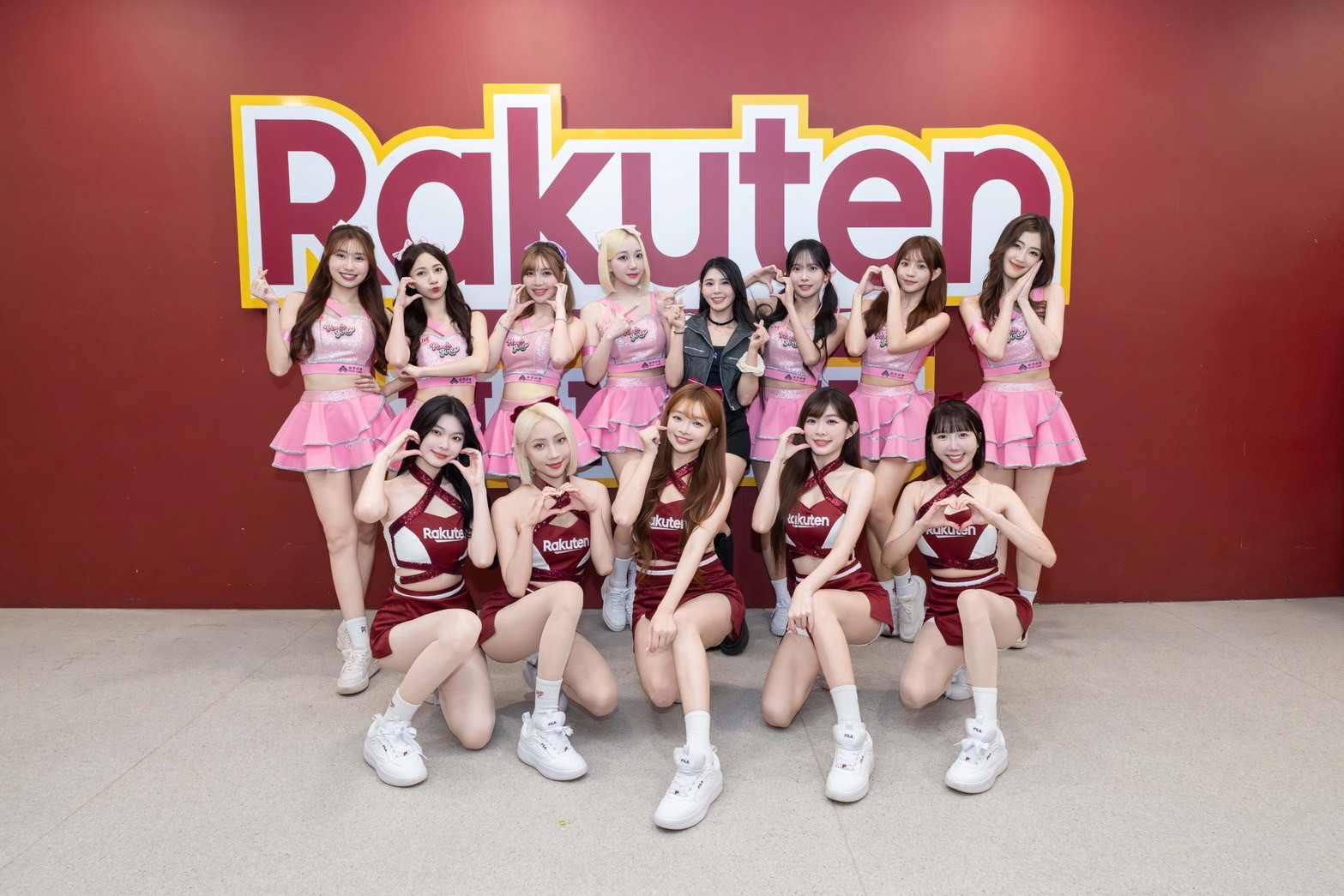 17LIVE桃氣女孩首度跨界棒球場！朴星垠、金佳垠「雙垠組合」成球迷焦點